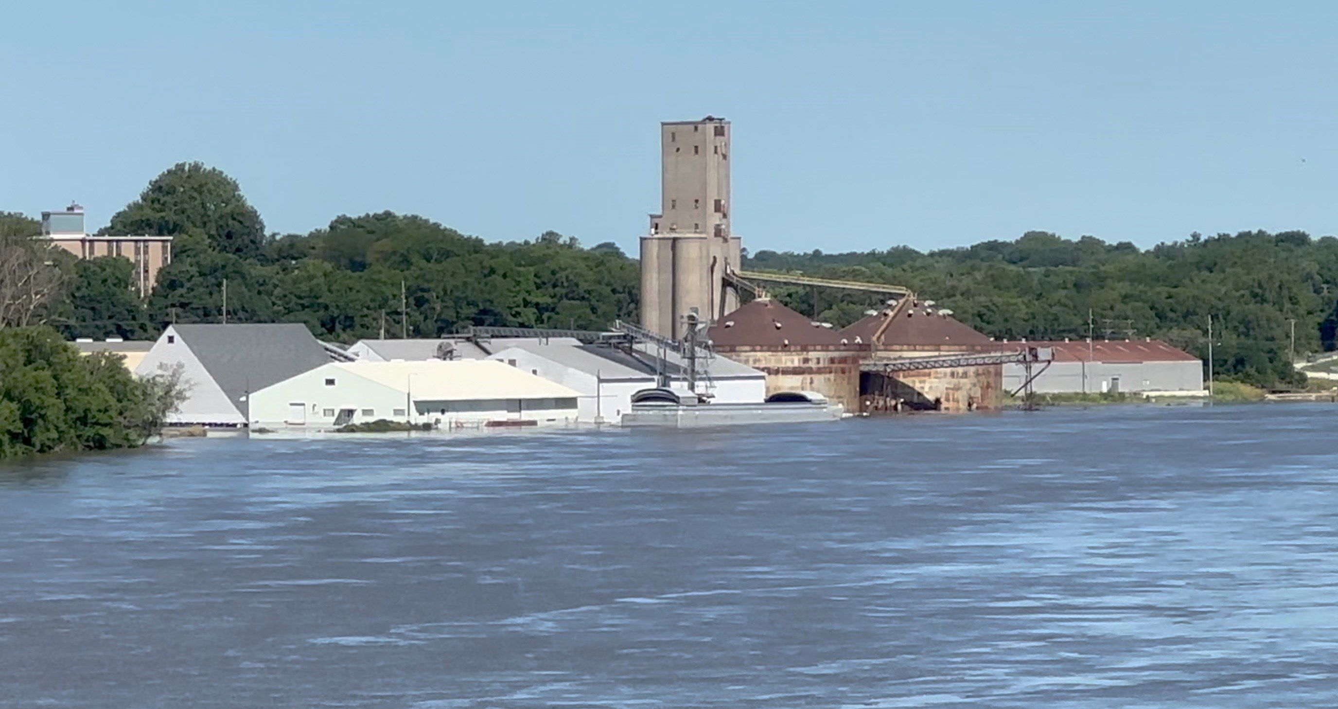 Levees hold back floodwater as river crests Sunday - RIVER COUNTRY ...